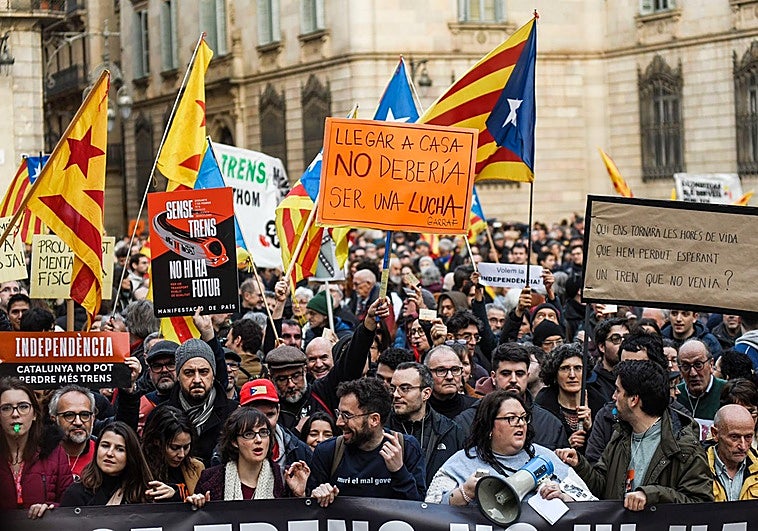 «Sin trenes no hay futuro», clamor en Barcelona por el caos de Rodalies