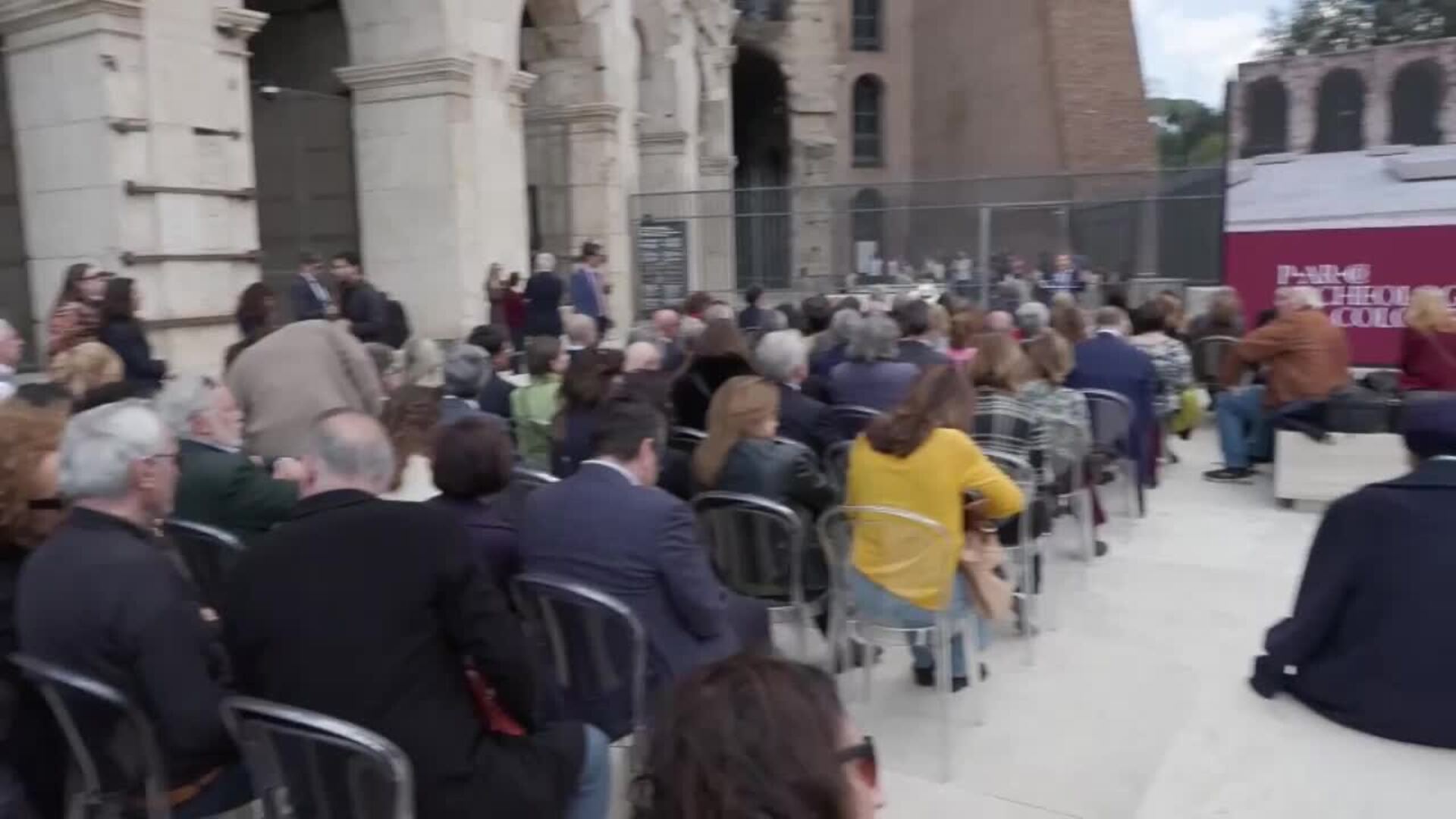 El Coliseo de Roma estrena nueva pavimentación exterior en mármol blanco