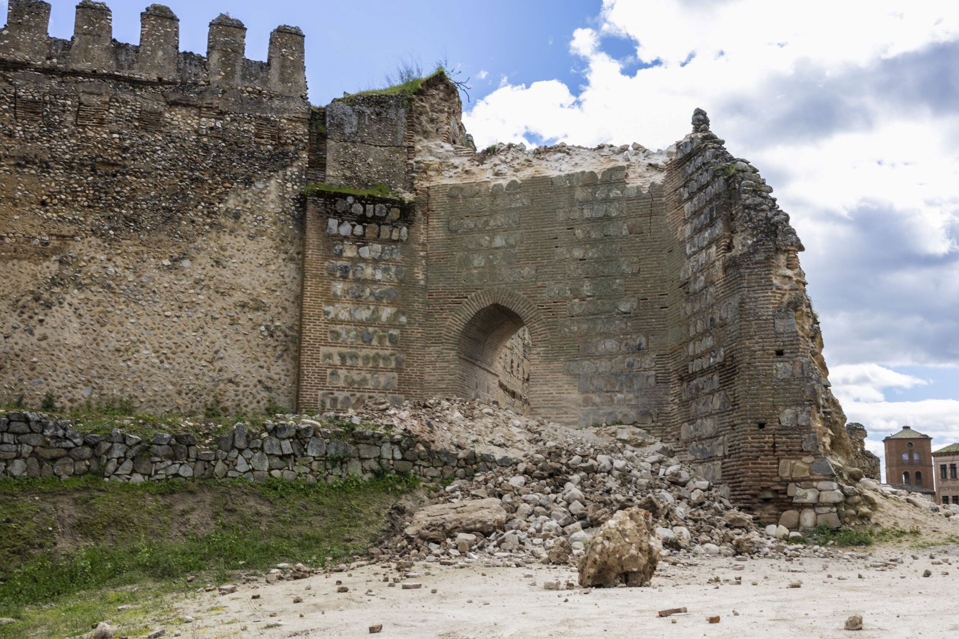 Los técnicos de Cultura descubren que otras dos torres del Castillo de ...