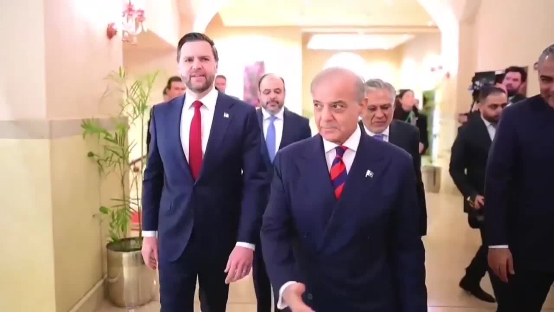 Sharif recibe a Vance tras reunirse por separado con la delegación de Irán