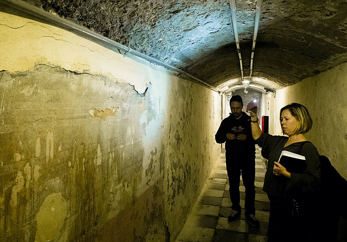 Almería rescata los grafitis de la Guerra Civil ocultos en sus refugios