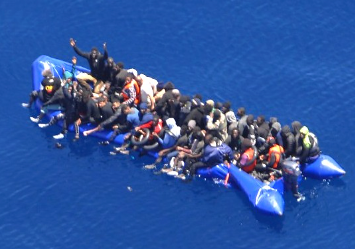 Rescatados 55 inmigrantes de una neumática parada y semihundida en ...
