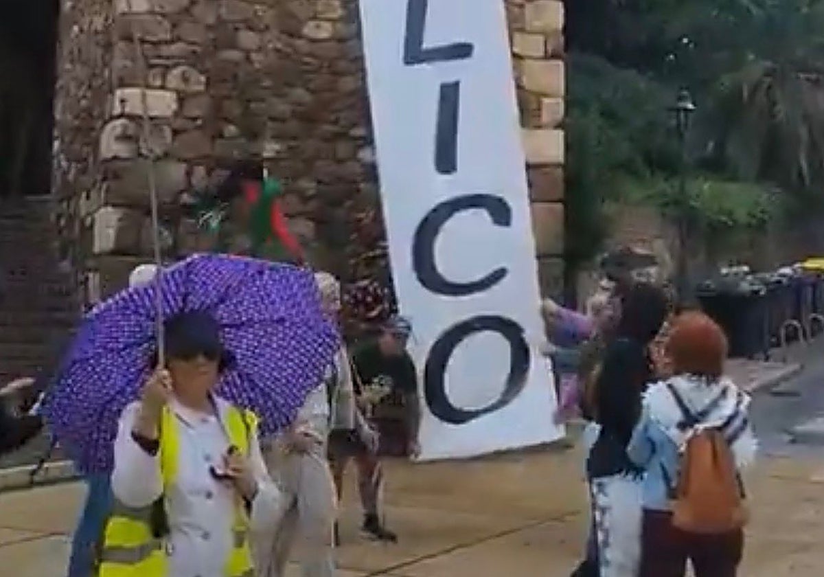 Denuncian a Por Andalucía por colocar una pancarta electoral en un ...