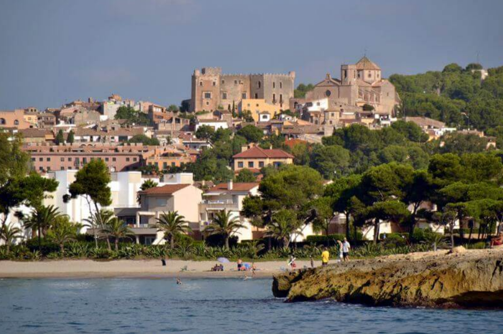 El pueblo medieval de Cataluña con un castillo del siglo XI: casco ...