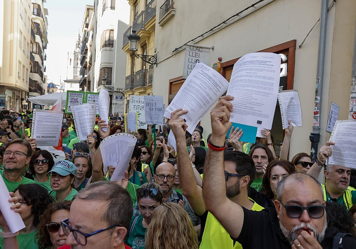 Una nueva manifestación de profesores recorre Valencia con la ...