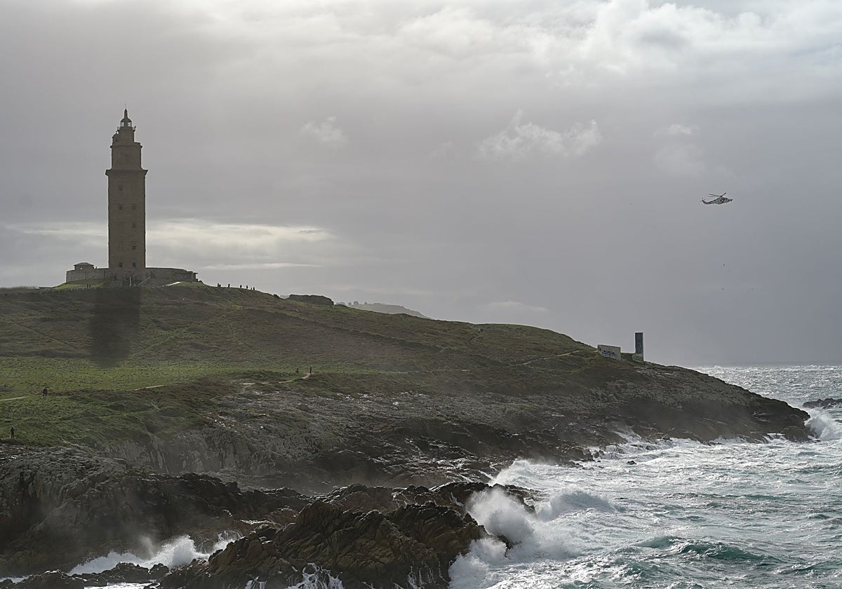 Encuentran el cadáver de un hombre cerca de la Torre de Hércules