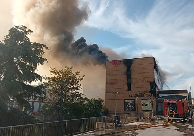 El Hotel Ibis de Málaga sigue echando humo: las claves de un incendio ...