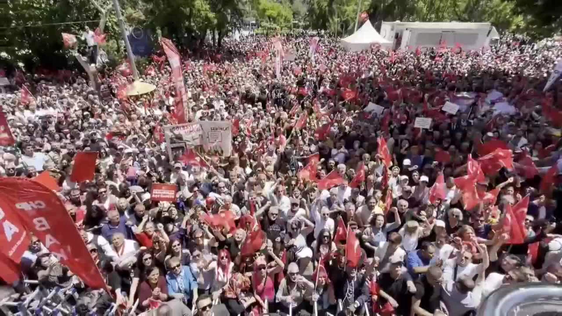 Miles respaldan en Ankara al exlíder de CHP Özgür Özel, destituido por ...