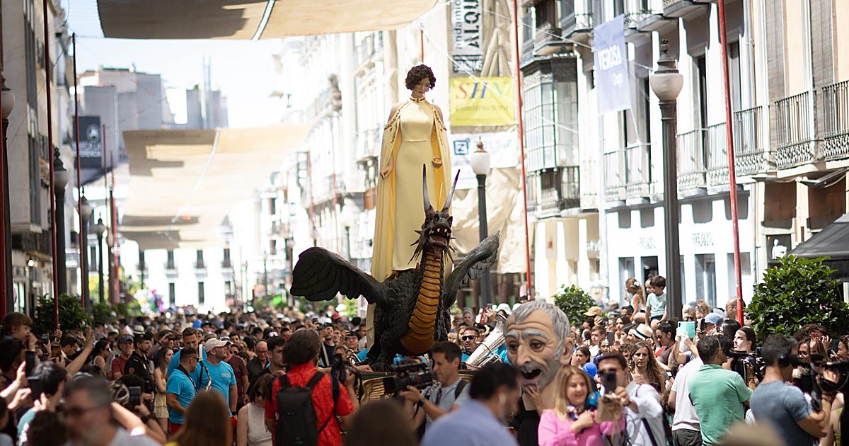 La Tarasca, icono de la feria del Corpus, vuelve a desfilar por Granada