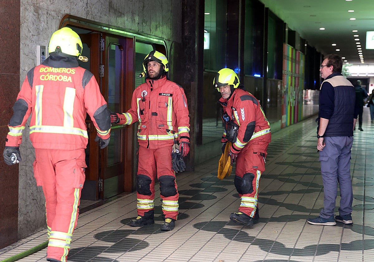 Los bomberos sofocan un incendio de madrugada en un supermercado de ...