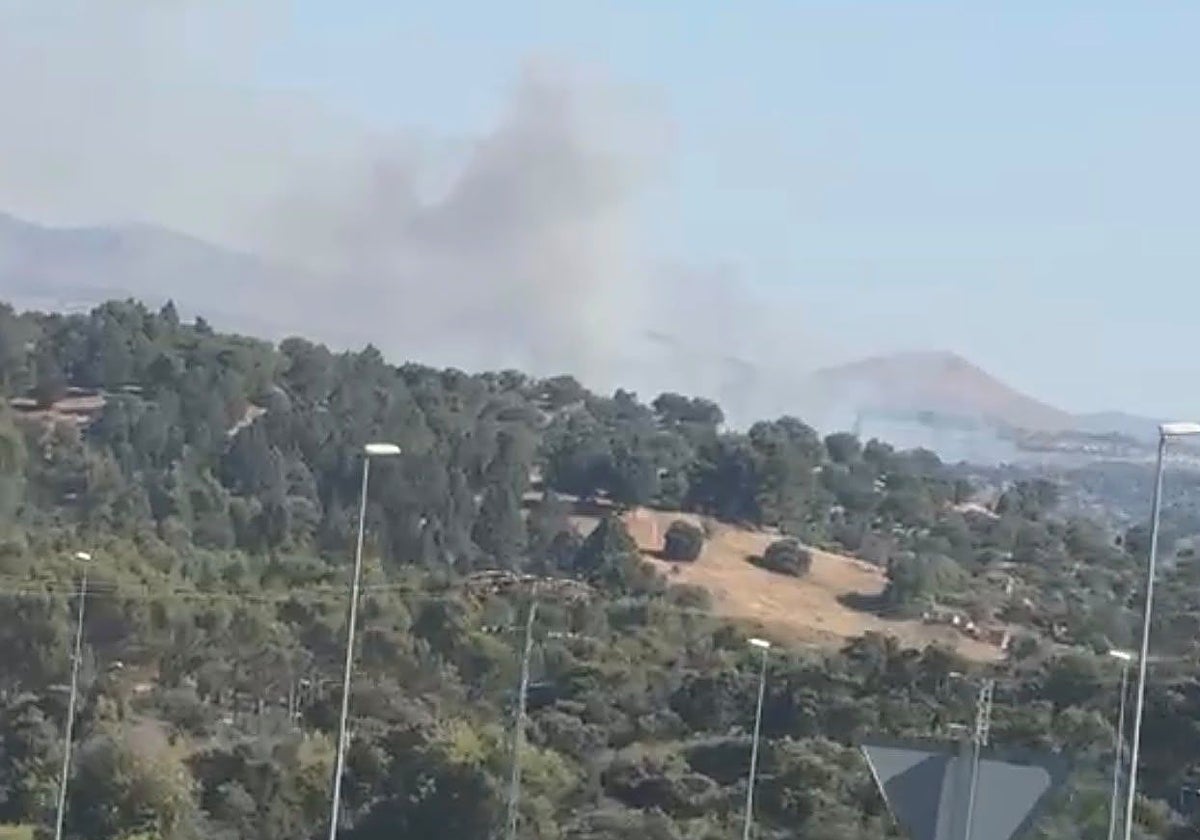 Treinta y cinco efectivos de la UME refrescan la zona quemada en la ...