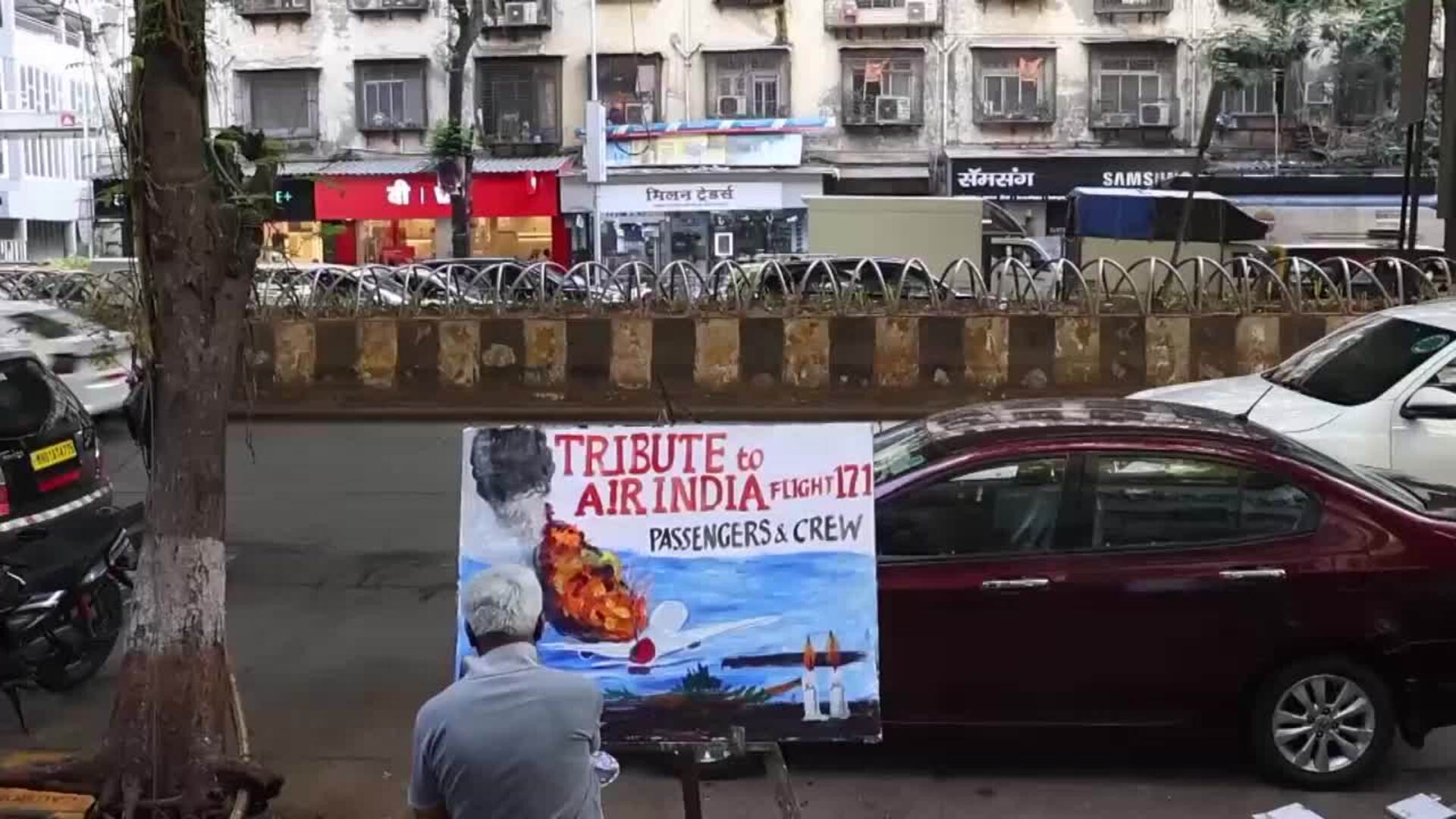 Un artista prepara una obra para la conmemoración del primer ...