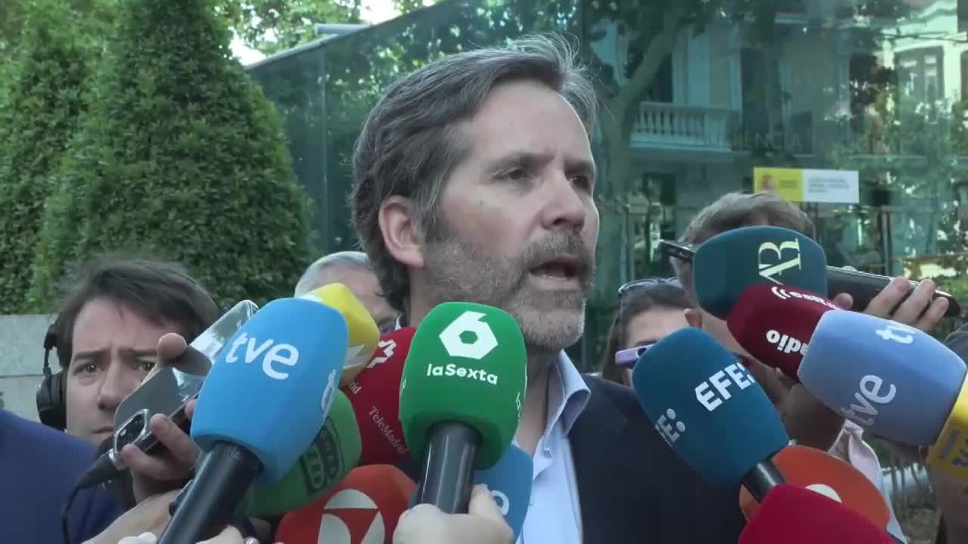 Un cuarteto de cuerda y un megáfono para Zapatero en la Audiencia