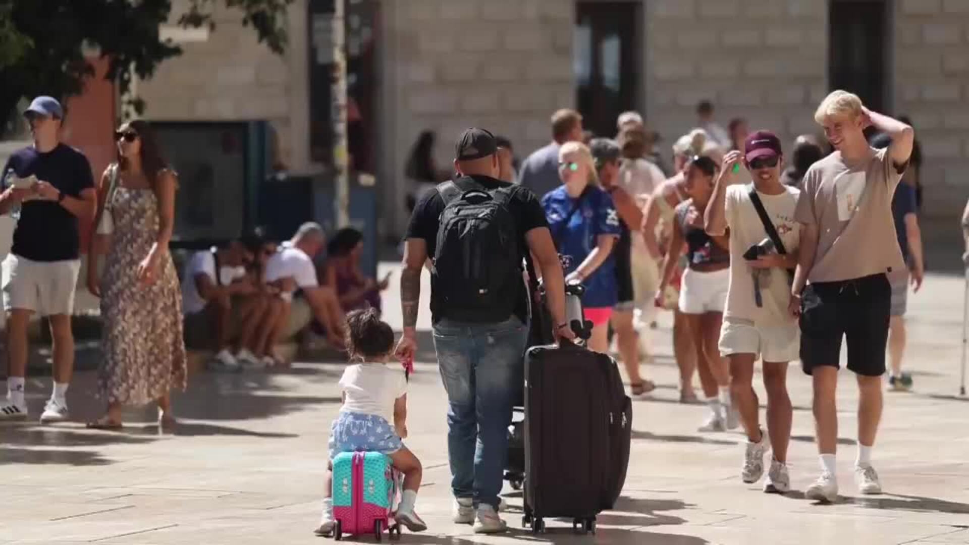 Turistas disfrutan de la playa de Málaga en el último fin de semana de ...
