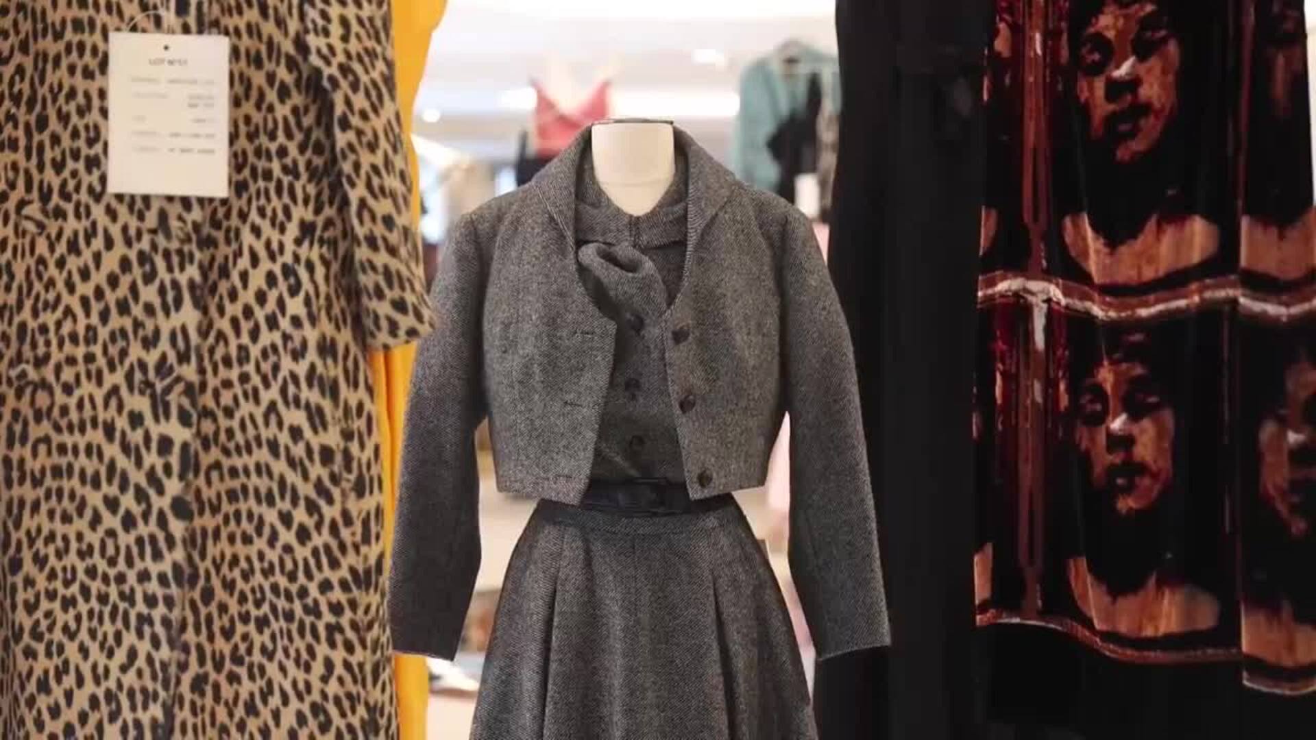 Exhiben piezas históricas de la moda en Sotheby's antes de su subasta