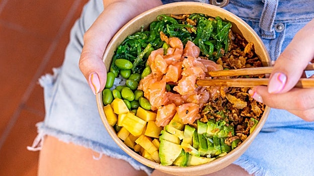 Qué es un poke y dónde nació este exitoso plato con fama de saludable