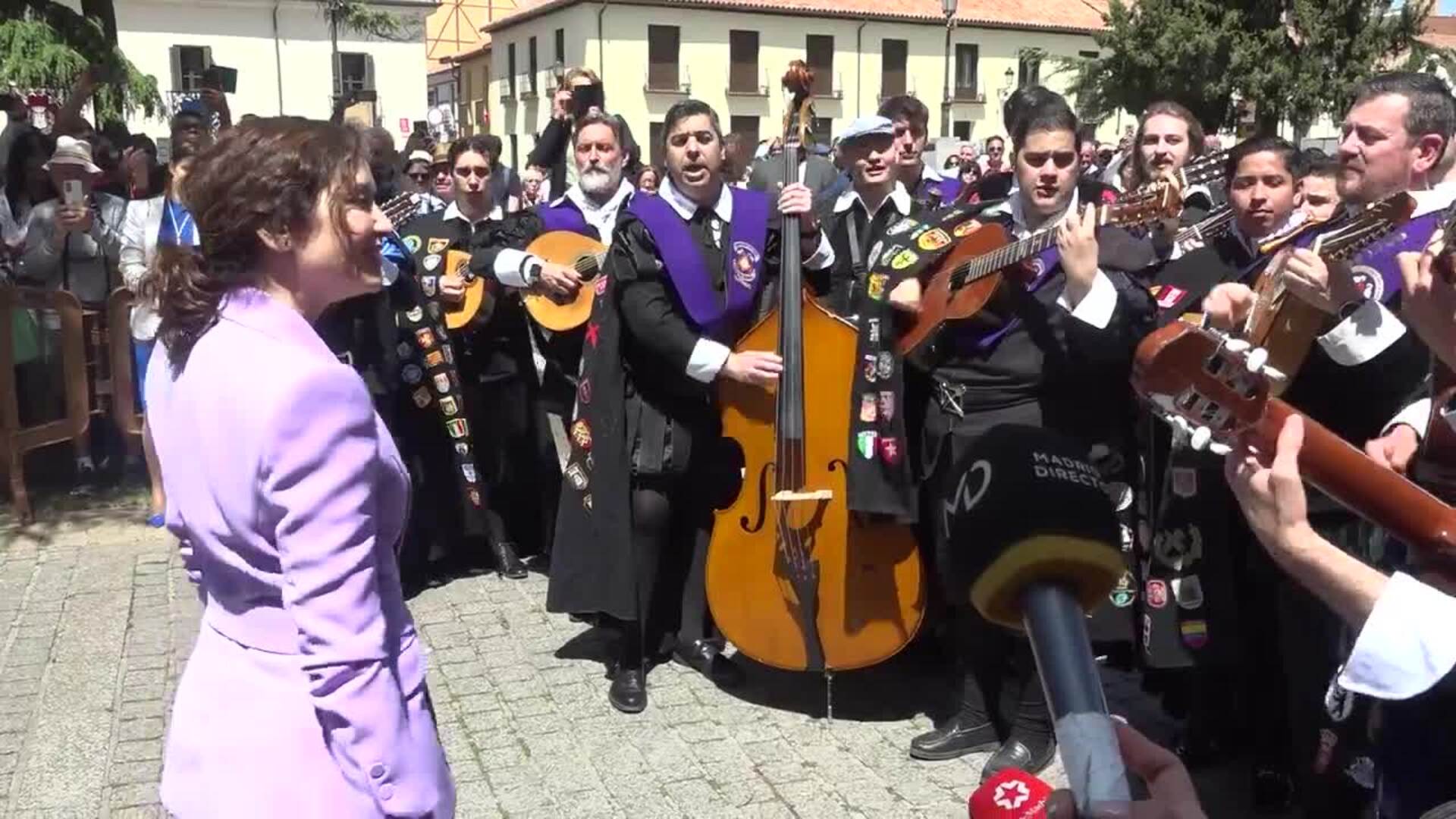 La bonita sorpresa de la tuna a la presidenta de la comunidad, diaz ...