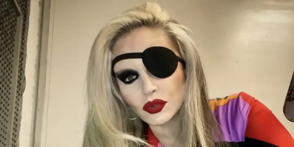 Alaska recuperará la visión de su ojo izquierdo tras sufrir una ...