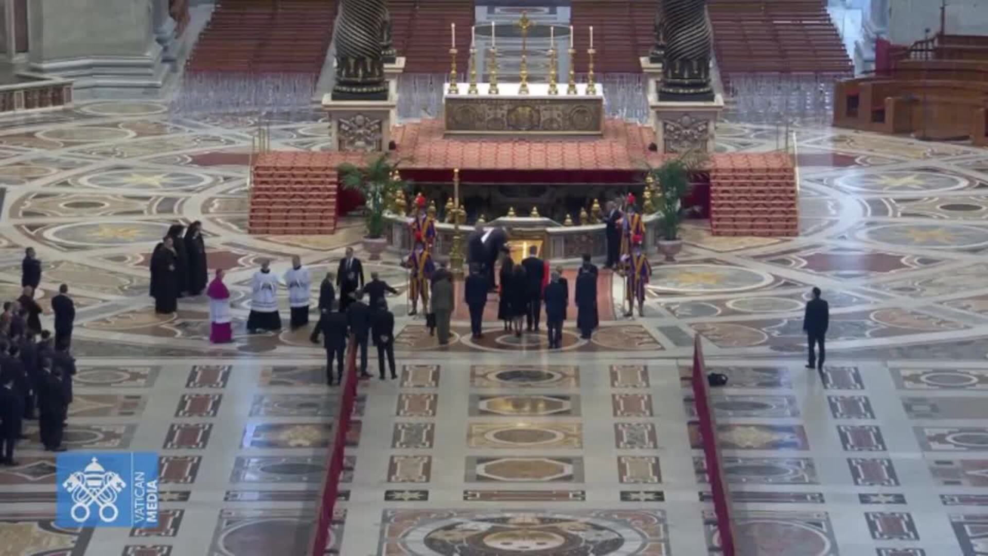 La Reina Letizia, de luto riguroso y con mantilla en el funeral del ...