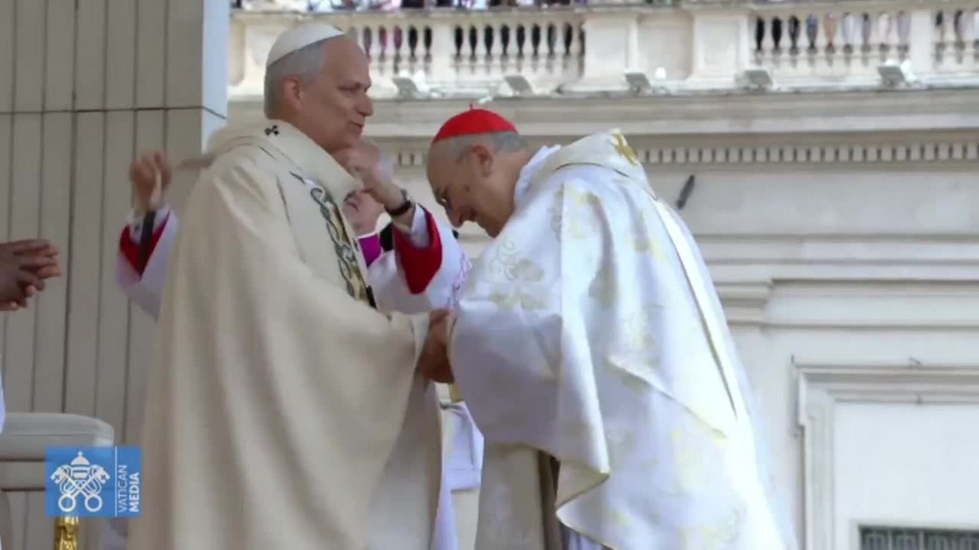La reina Letizia viste de blanco en la misa de inauguración del pontificado del papa León XIV