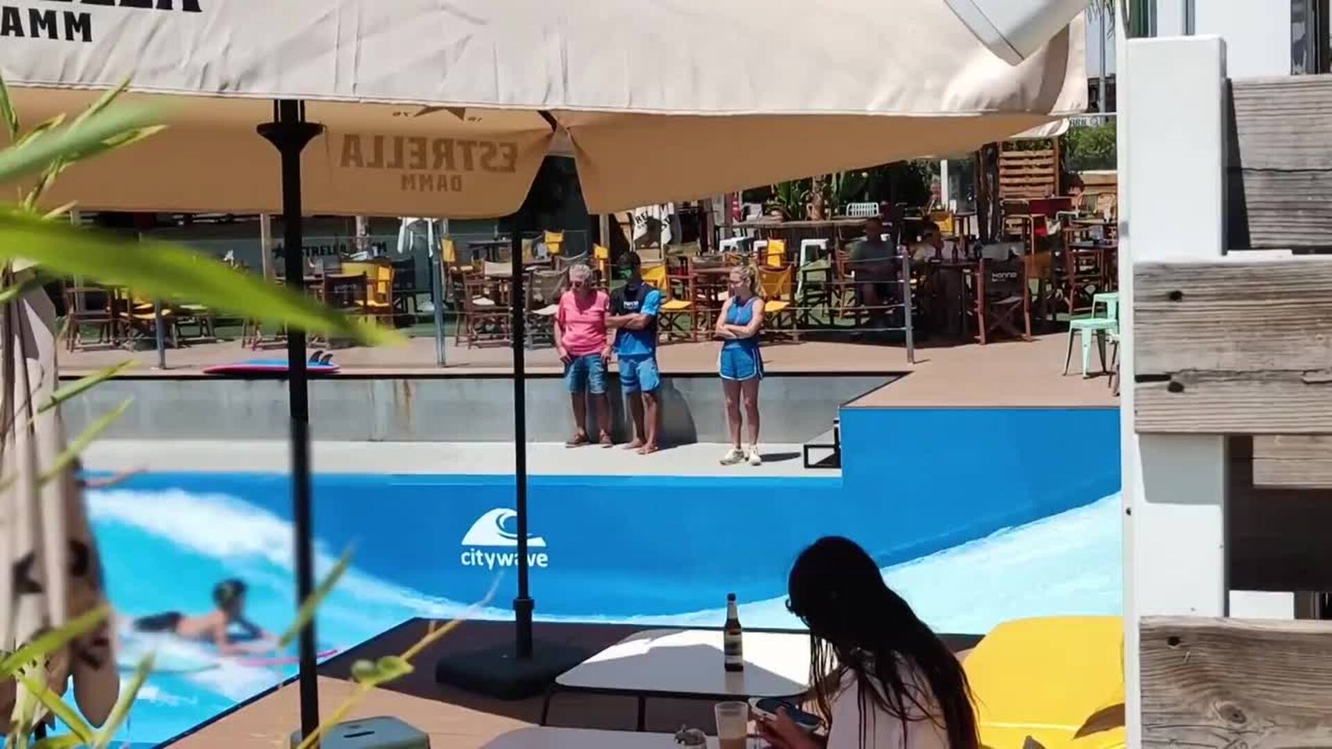 Elsa Pataky no renuncia a su pasión por el surf durante sus vacaciones ...