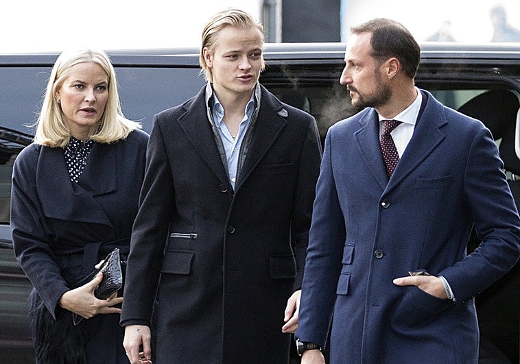 La sugerencia de Haakon de Noruega a Marius Borg: «Márchate a hacer surf»