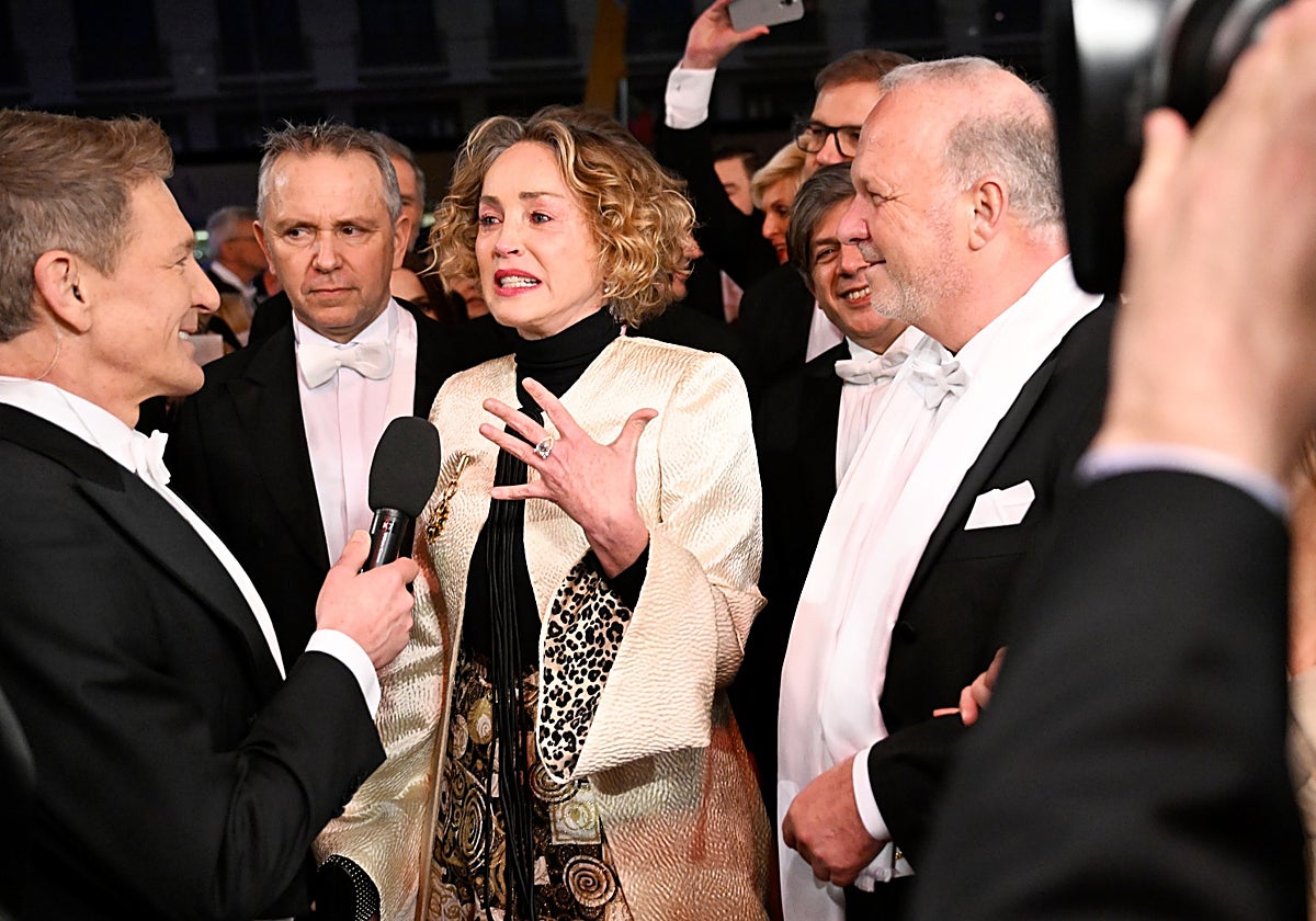 El colapso emocional de Sharon Stone en la alfombra roja del Baile de ...