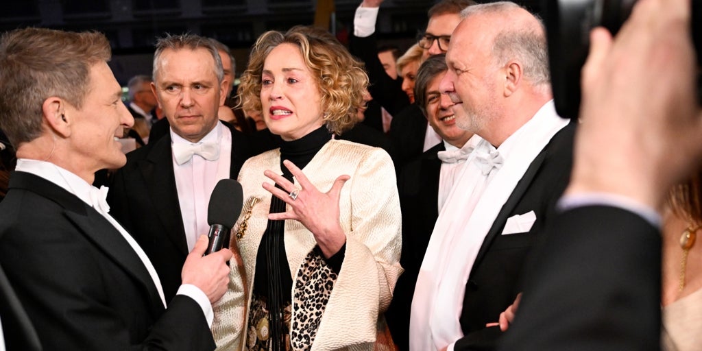 El colapso emocional de Sharon Stone en la alfombra roja del Baile de ...