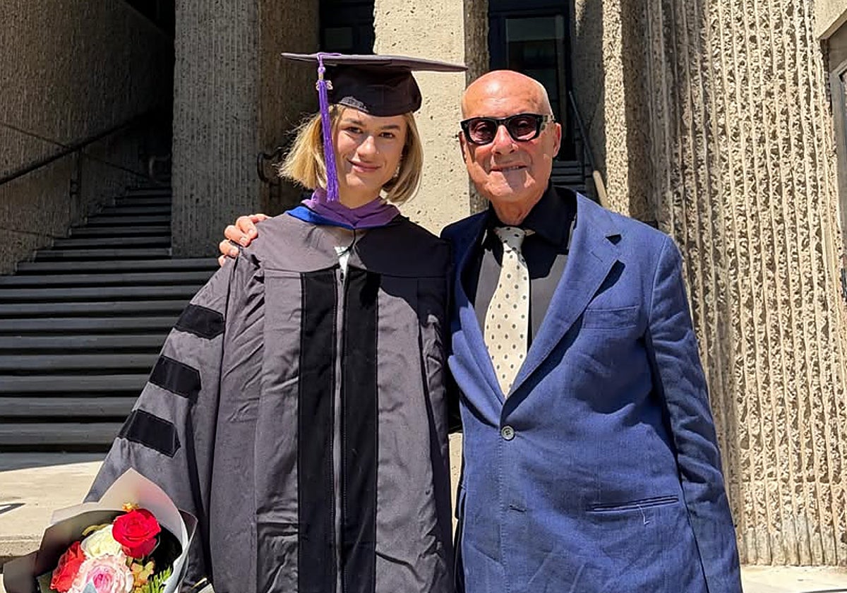 Norman Foster, un padre orgulloso en Yale: su hija Paola culmina su ...
