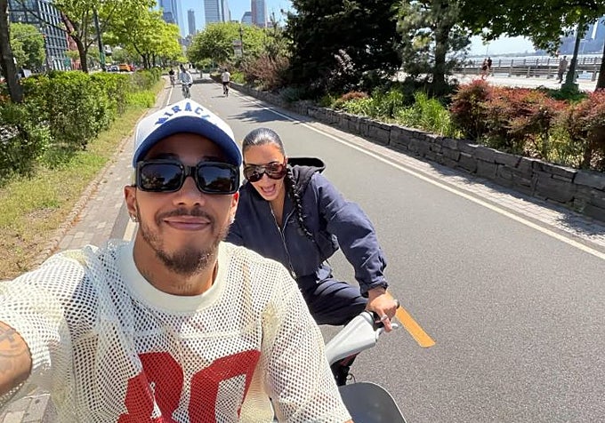 Kim Kardashian da el paso y comparte su primera foto con Lewis Hamilton