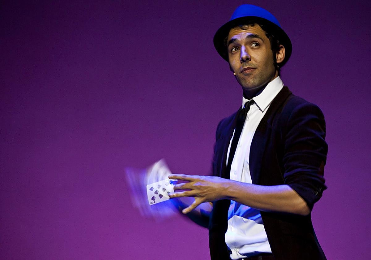 El multimillonario entramado que sostiene e impulsa el éxito del Mago Pop