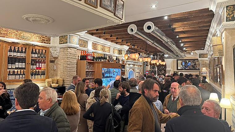 Reabre el histórico Bar Europa tras varios meses cerrado