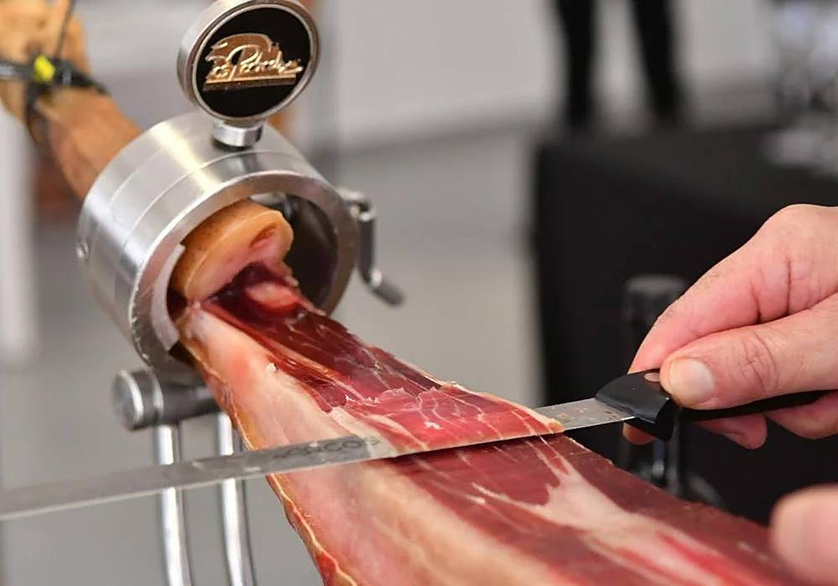 Platos de jamón recién cortado a 3 euros en este pueblo de Sevilla