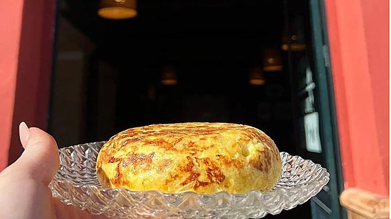 El bar frente a Itálica que arrasa con sus tortillas mini totalmente ...