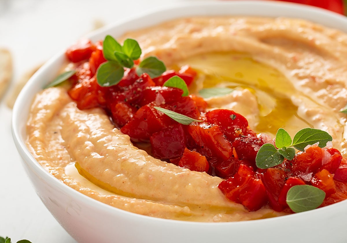 Hummus con pimientos y feta