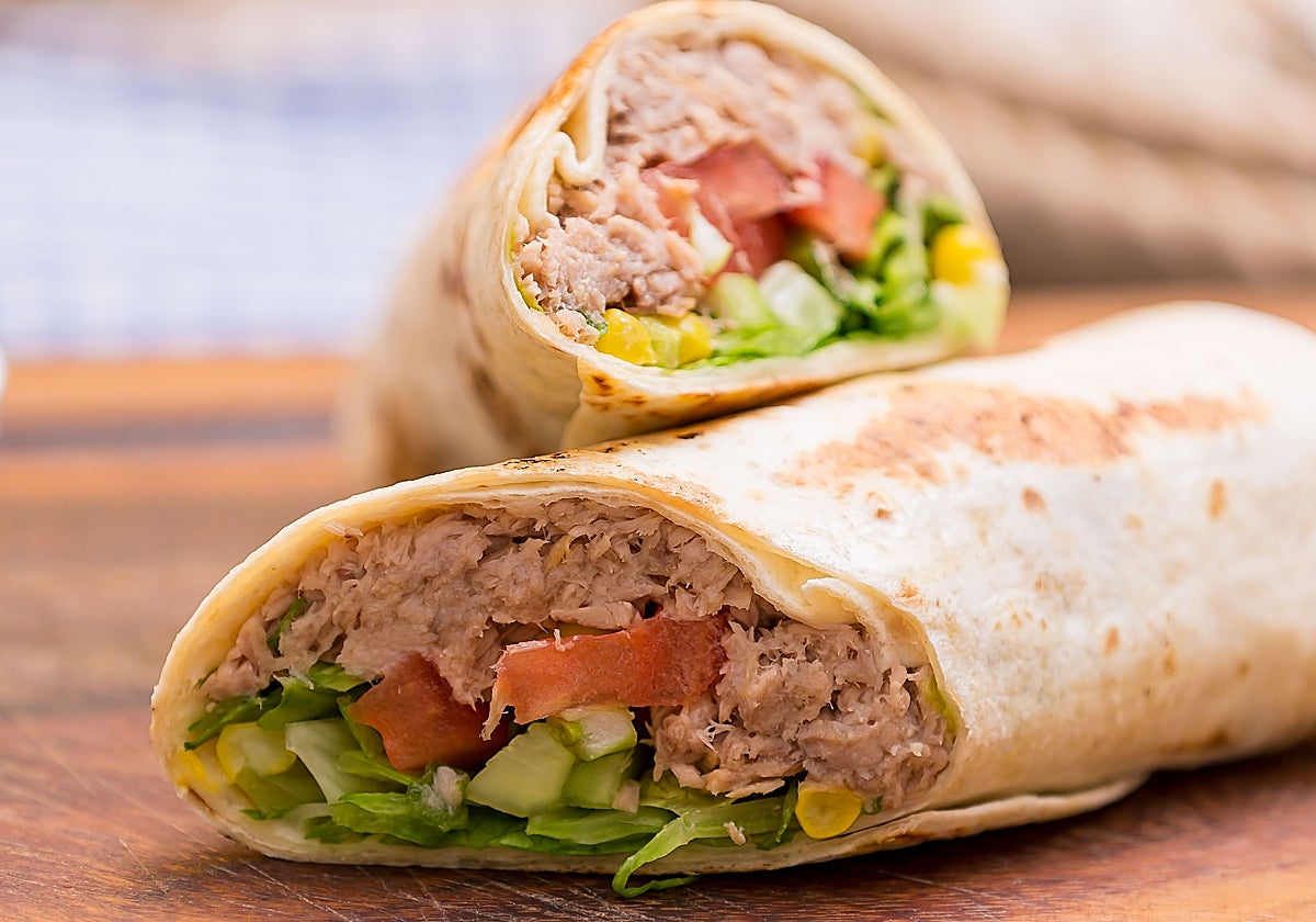 Wrap de pimientos asados con hummus, espinacas y melva