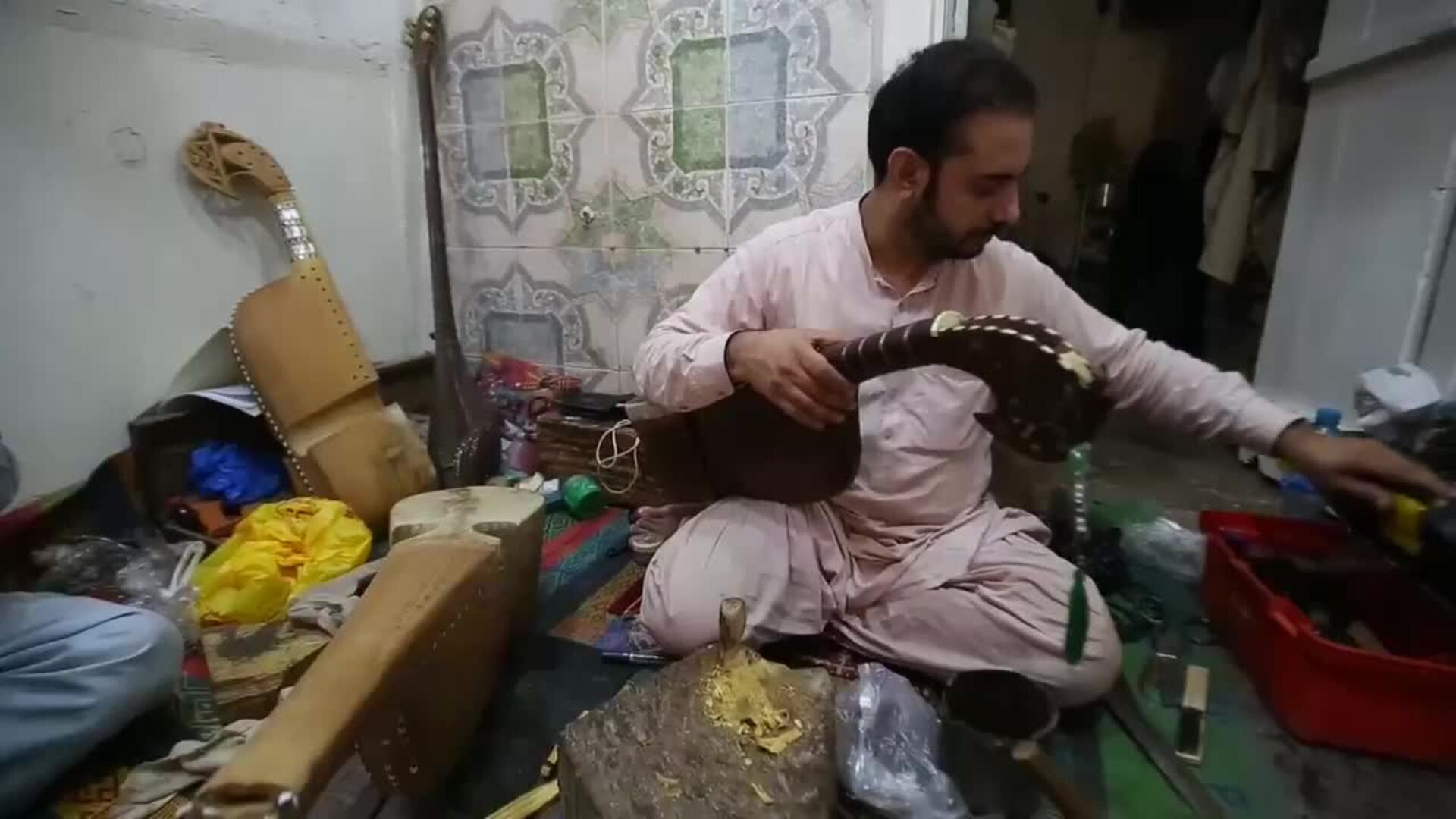 Artesanos de Pakistán fabrican el rubab, un instrumento de cuerda ...