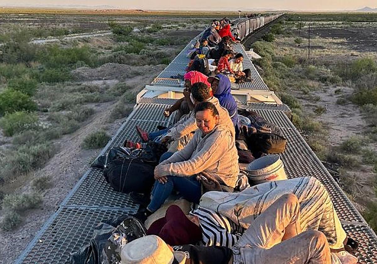 La avalancha de inmigrantes obliga a parar 'la bestia' en México