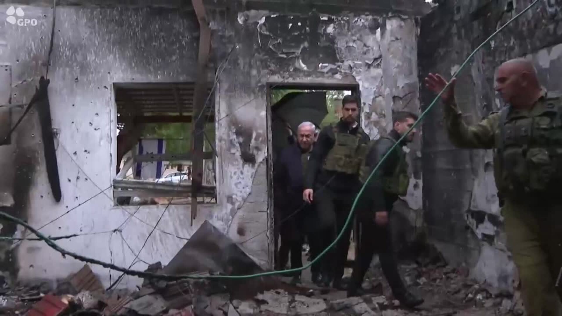 Netanyahu recibe a Elon Musk en el kibutz Kfar Azza para enseñarle cómo ...