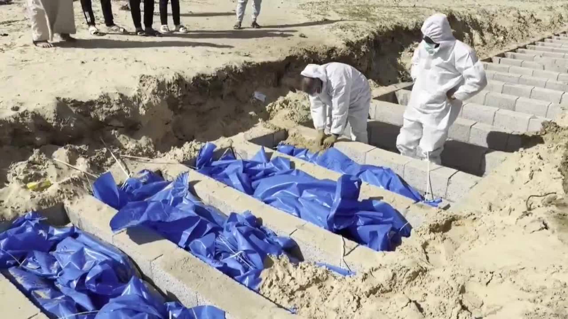 Fosas comunes para enterrar a los muertos de Gaza