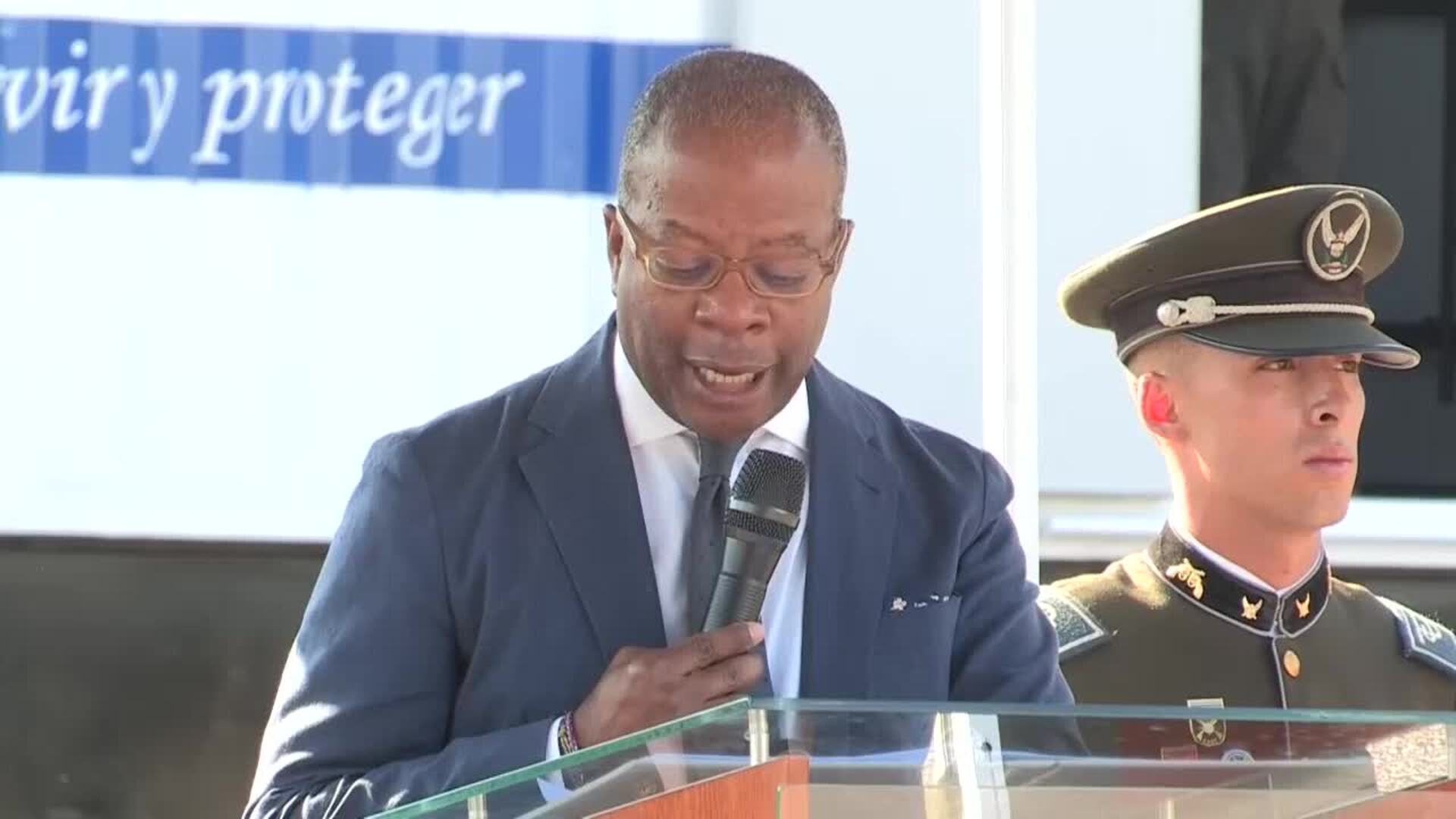 Ecuador recibe de EE.UU. un cuartel móvil para vigilar la frontera con ...