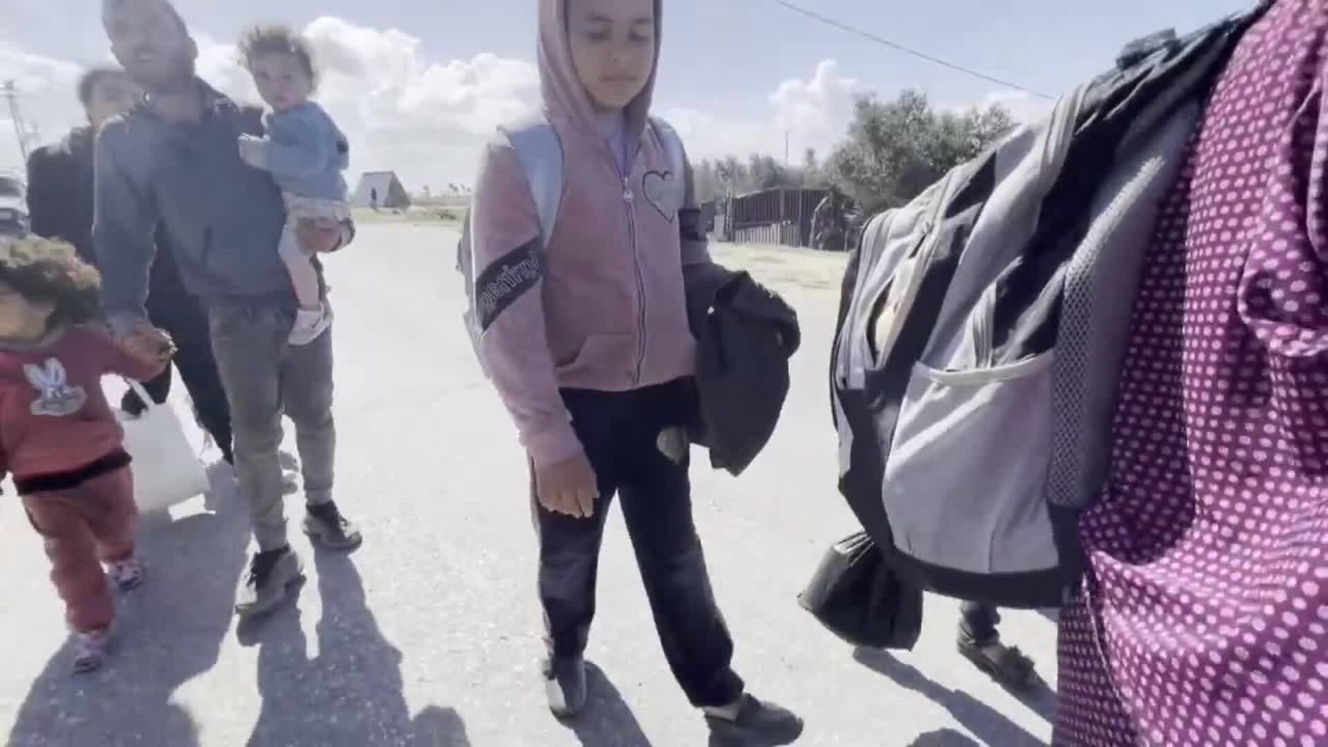 Los ataques israelíes siguen expulsando a la población de Jan Yunis, en ...