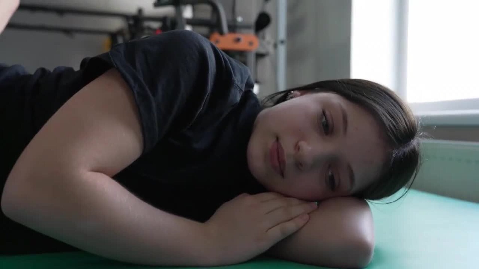 El camino de Yana, de 12 años: de perder las piernas por un misil ruso ...