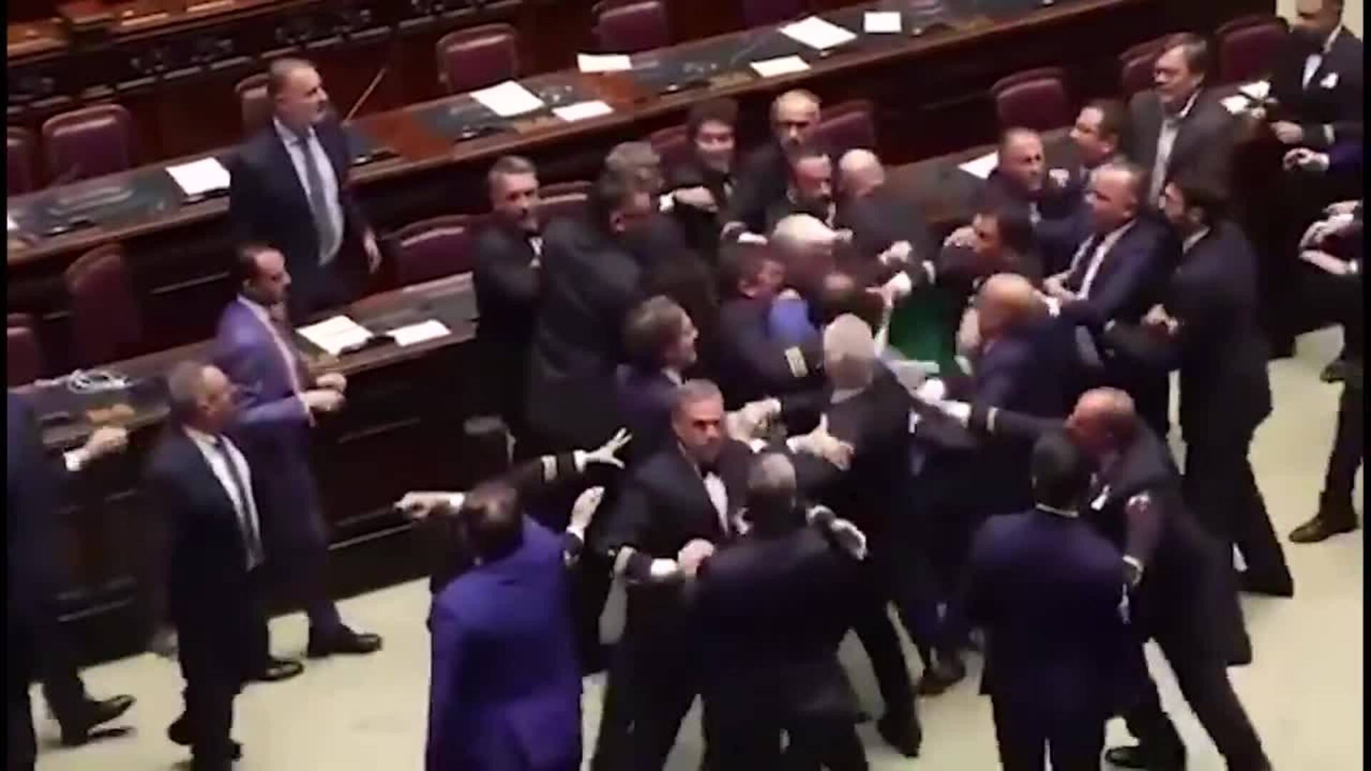 Un diputado de la Liga italiana golpea en la cabeza a otro del M5S en ...