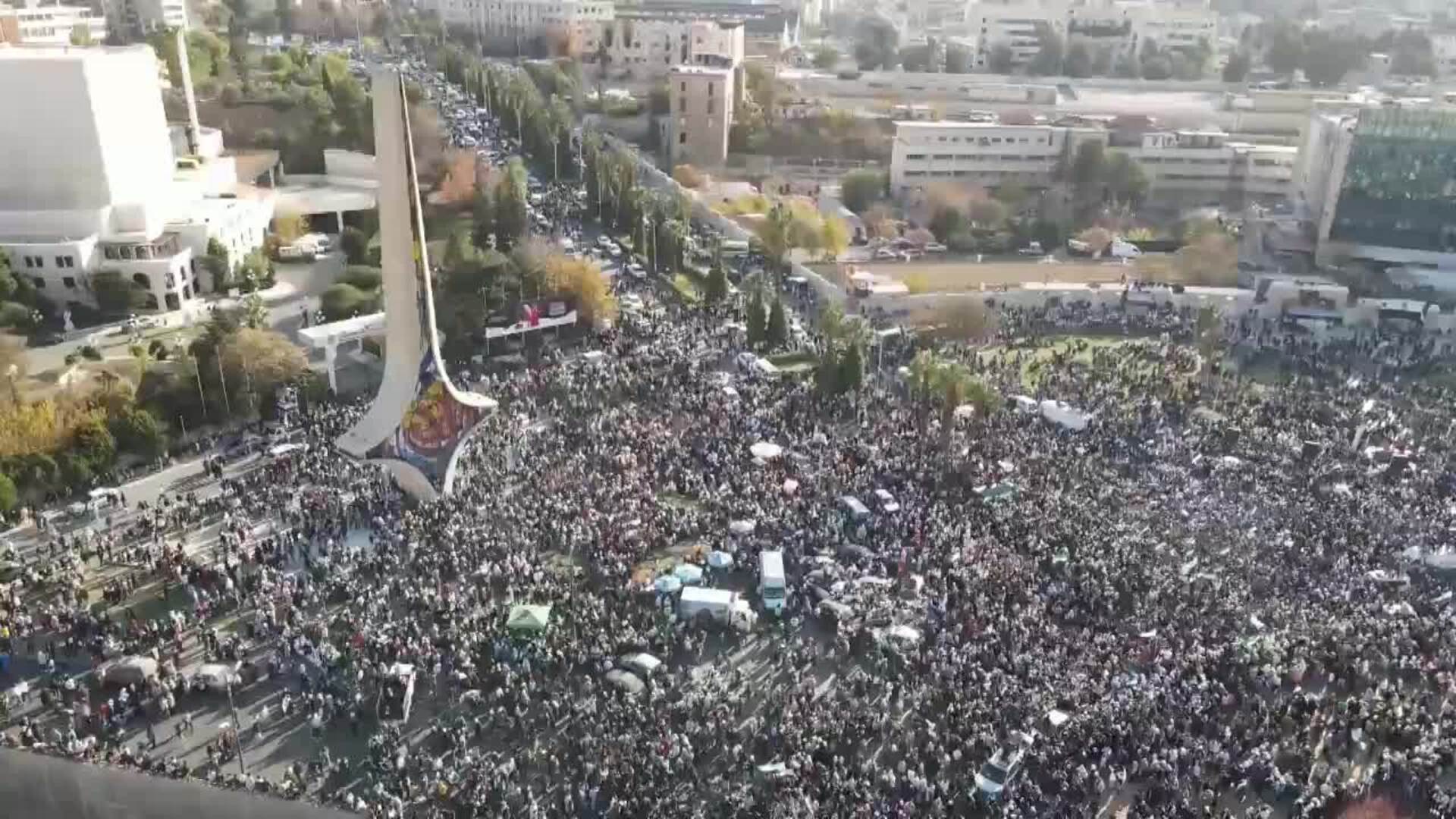 Miles de personas celebran el derrocamiento de Al Asad en la plaza de ...