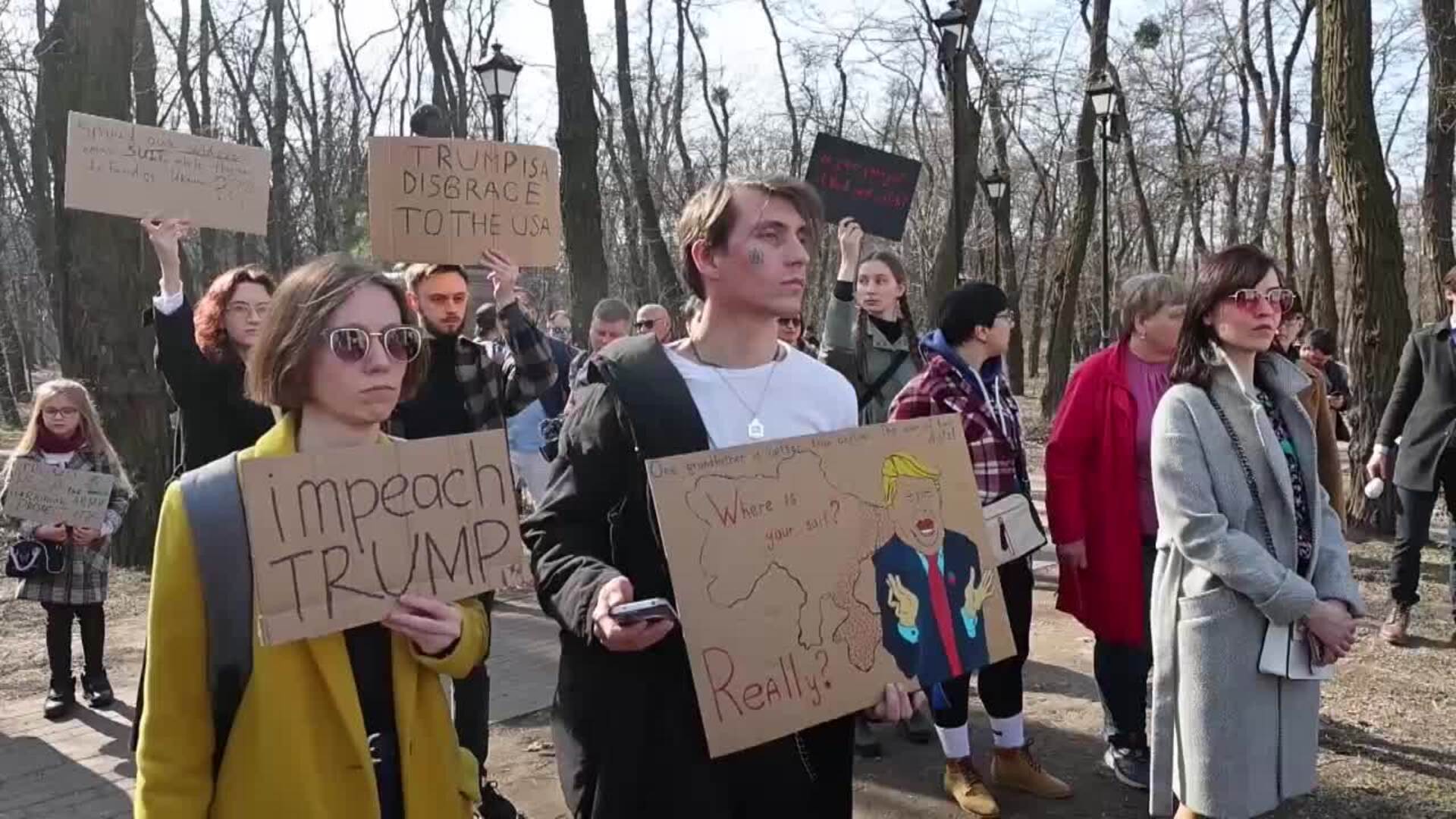 Decenas de personas protestan ante la Embajada de Estados Unidos en Kiev