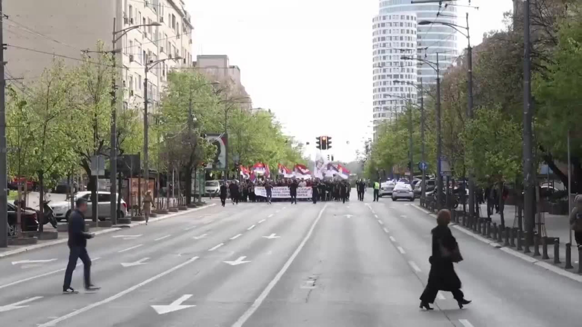 Serbios salen a las calles de Belgrado para mostrar su apoyo a Vucic