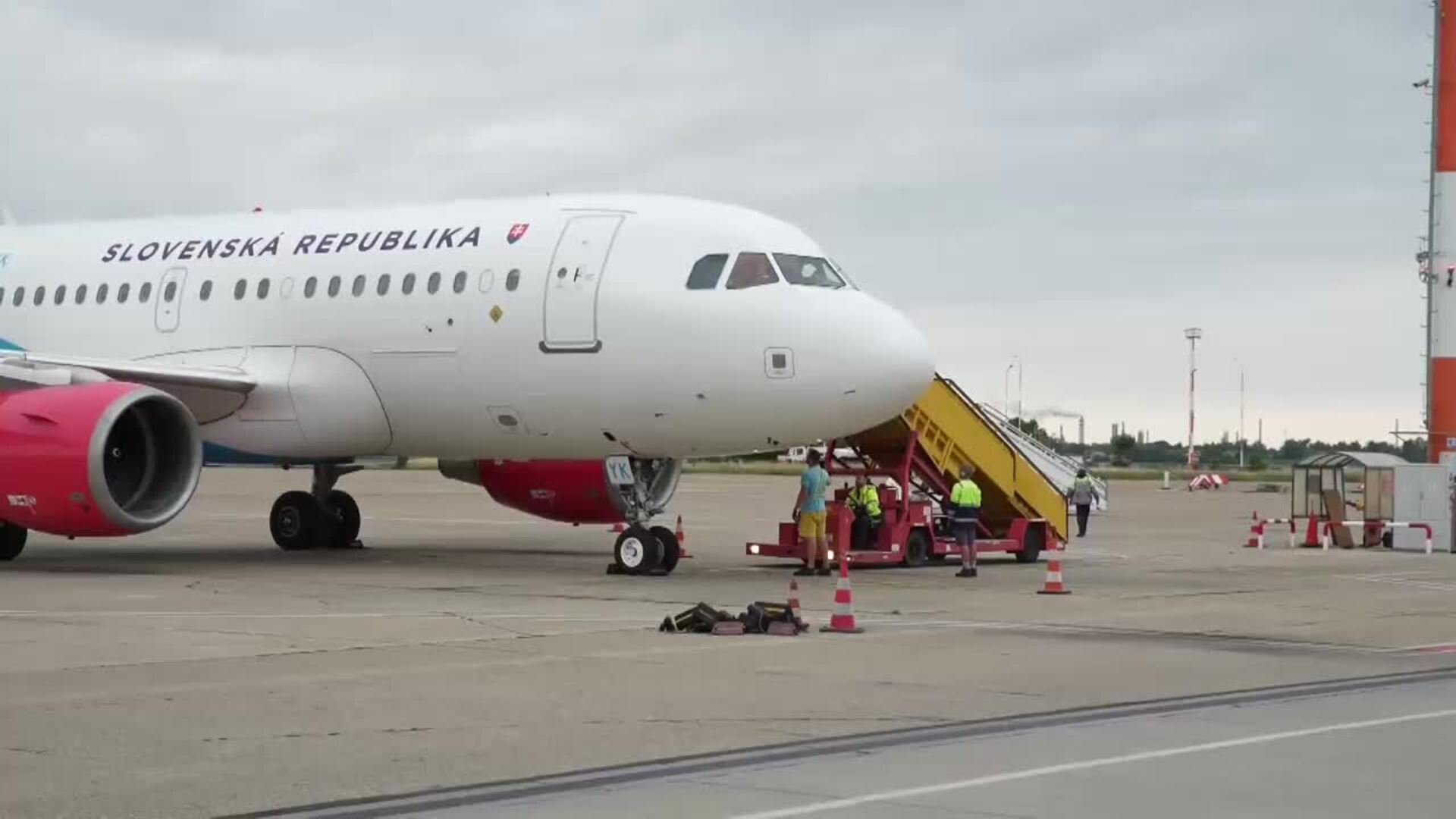 Comienzan a llegar eslovacos al aeropuerto de Bratislava repatriados de ...