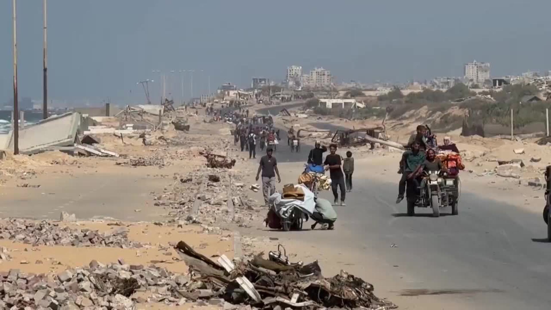 Palestinos huyen hacia el interior de Gaza tras el bloqueo de la ...