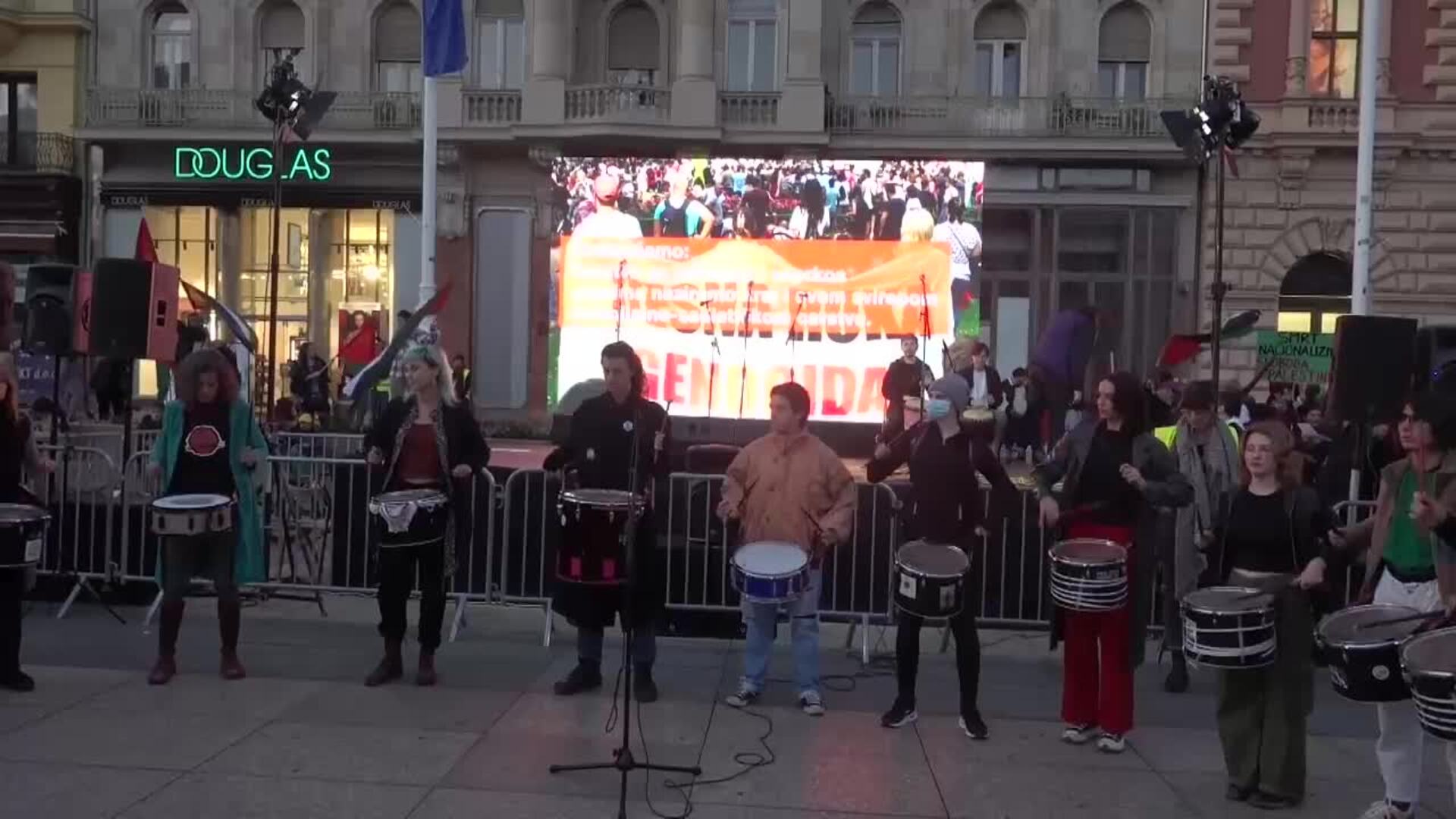 Cientos de personas protestan en Zagreb en solidaridad con el pueblo ...